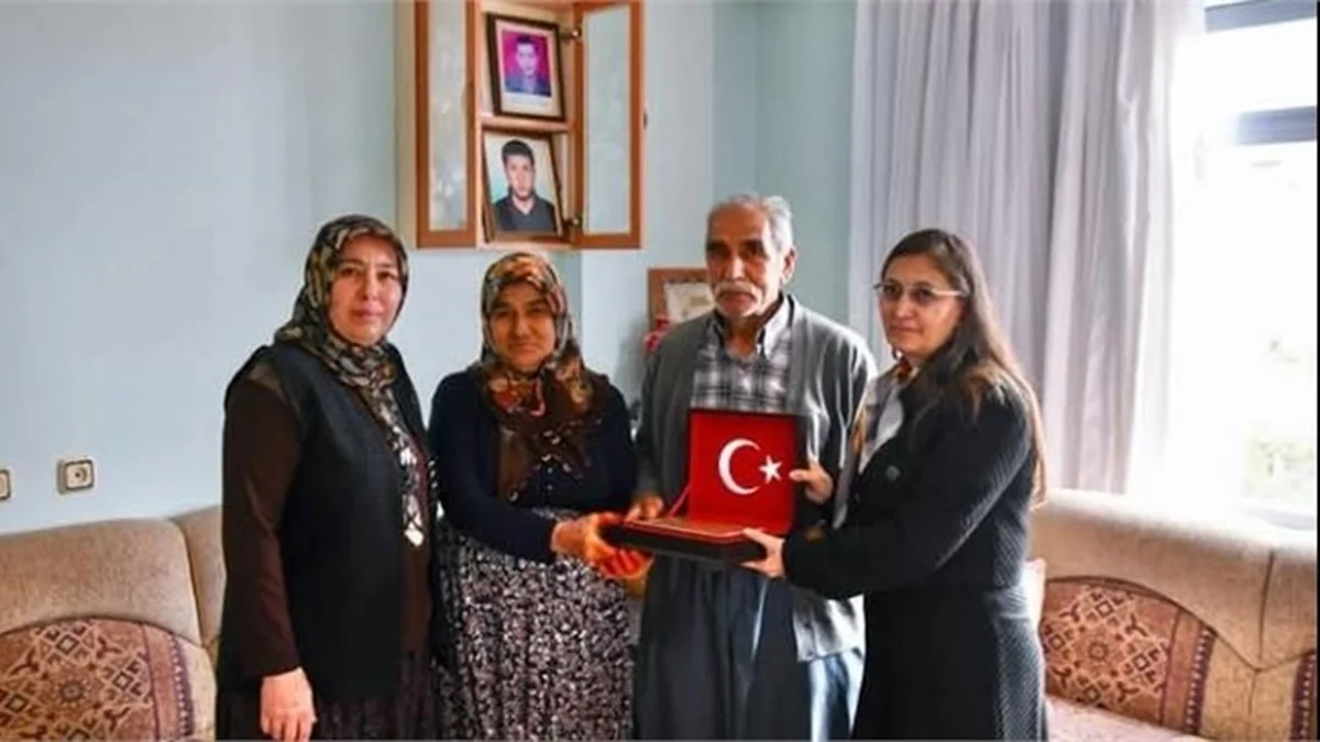 VALİ TOROS'UN EŞİNDEN, ŞEHİT AİLESINE ZİYARET | Mersin Haber - Mersin ...