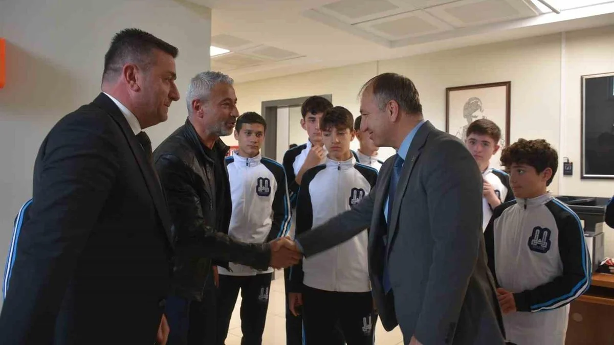 Çakmur, Ahmet Hamdi Tanpınar Ortaokulu futsal takımını kutladı ...