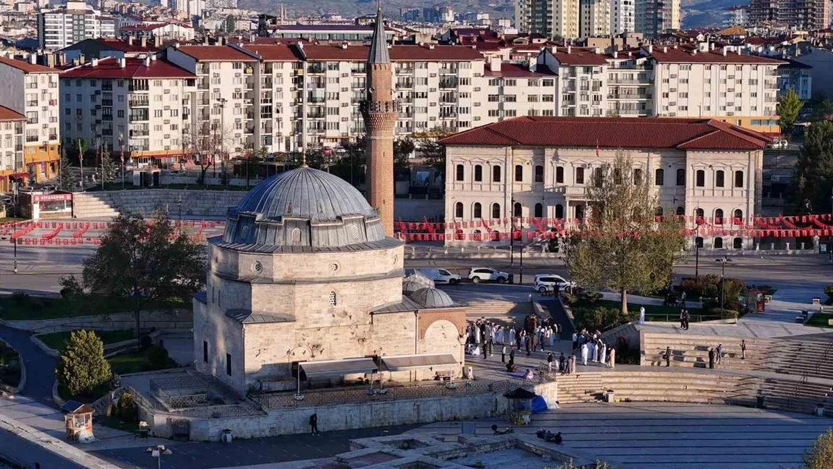 Sivas’ta Yabancı Öğrenciler Yöresel Kıyafetleriyle Kale Camii’nde ...