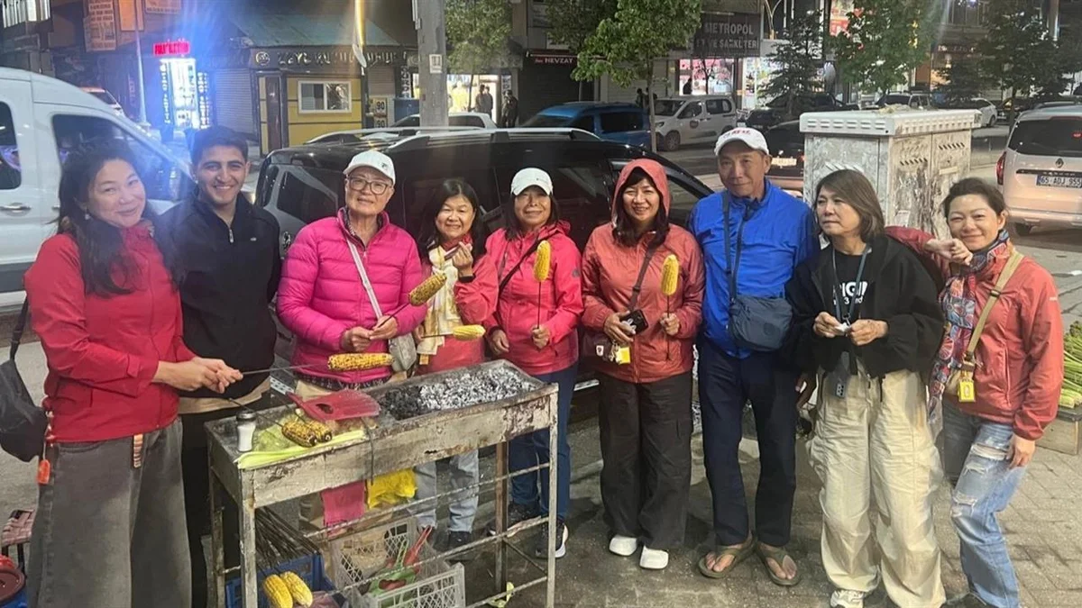 Hakkari Yüksekova'da Taylandlı Turistlere Közde Mısır İkram Edildi ...