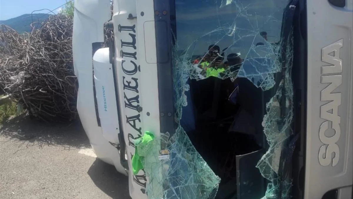 Hurda demiri yüklü tır devrildi: 1 yaralı - KARABÜK | Mersin Haber ...