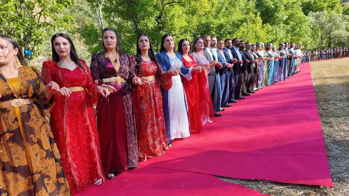Şırnak Uludere'de Düğün Alanında En Uzun Halay Çekildi | Mersin Haber ...