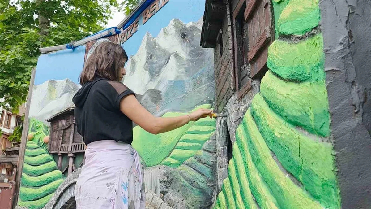 Rize Pazar'da Gamze Şehitoğlu, Sokakları Renkli Duvarlarla ...