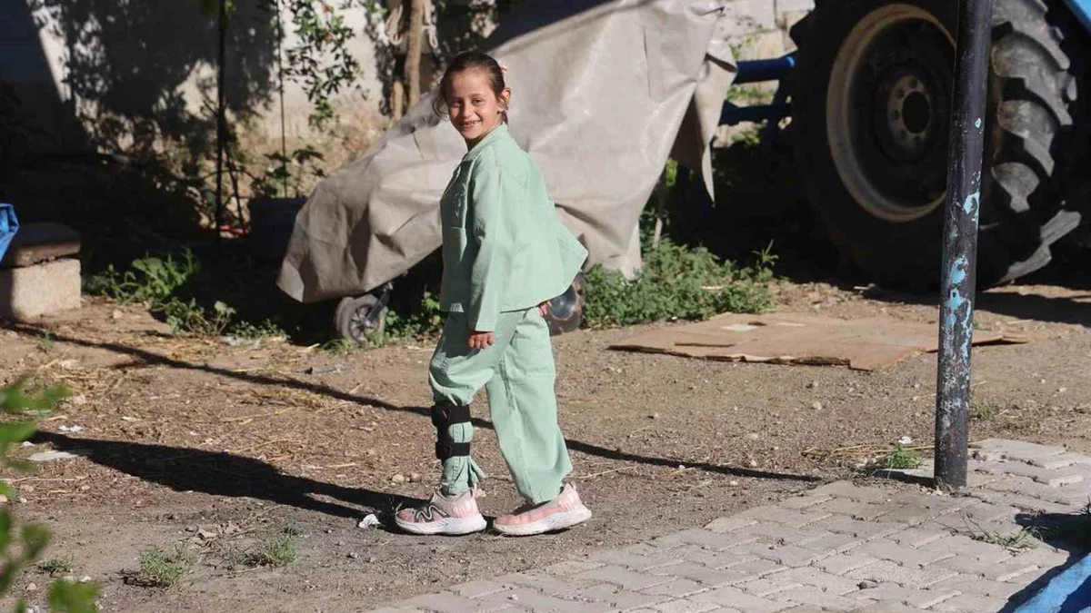 Hatay'da Depremde Ailesini Kaybeden Zeynep, Amcasına Baba Dedi | Mersin ...