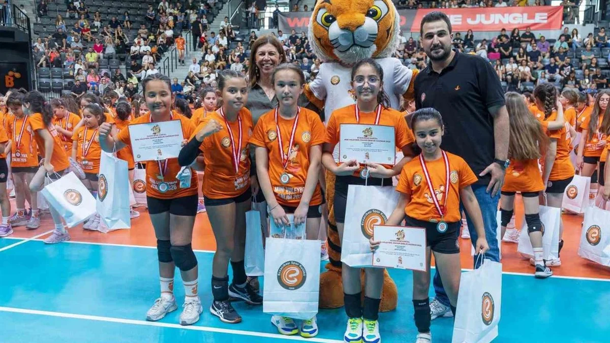 İstanbul'da Eczacıbaşı Spor Kulübü Mini Voleybol Şenliği'nde 300 Sporcu ...