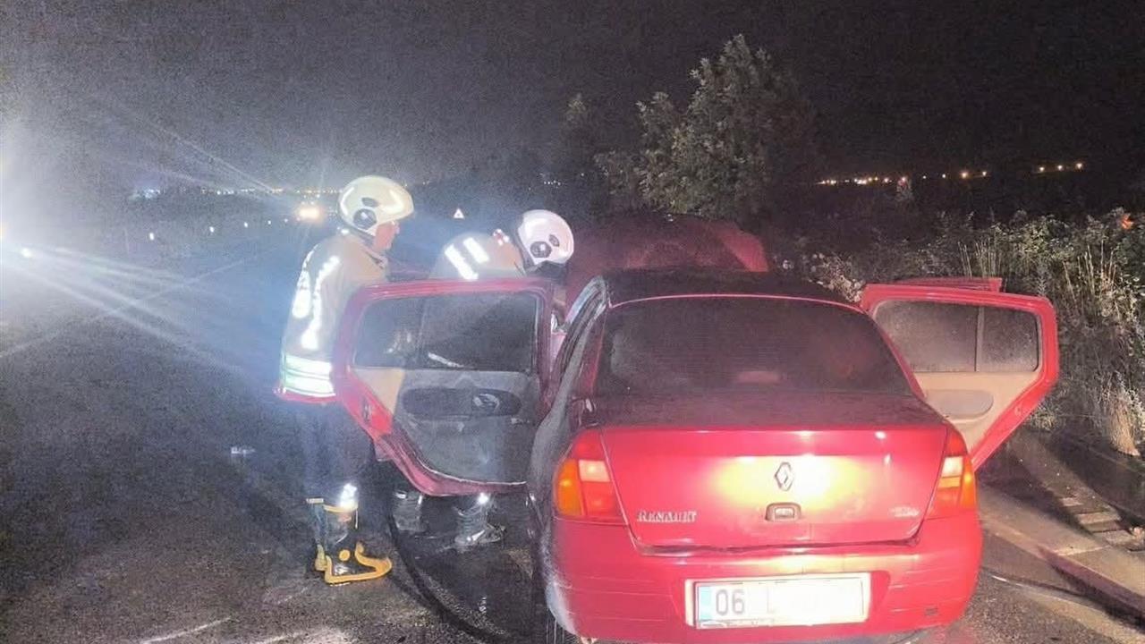 Hatay Kırıkhan'da Seyir Halindeki Otomobilin Motorunda Yangın Çıktı ...