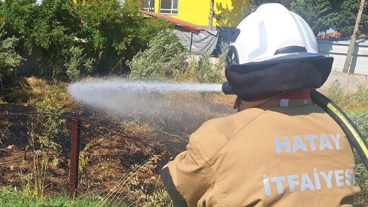 Hatay Altınözü ve Arsuz ilçelerinde meydana gelen bahçe yangınında ...